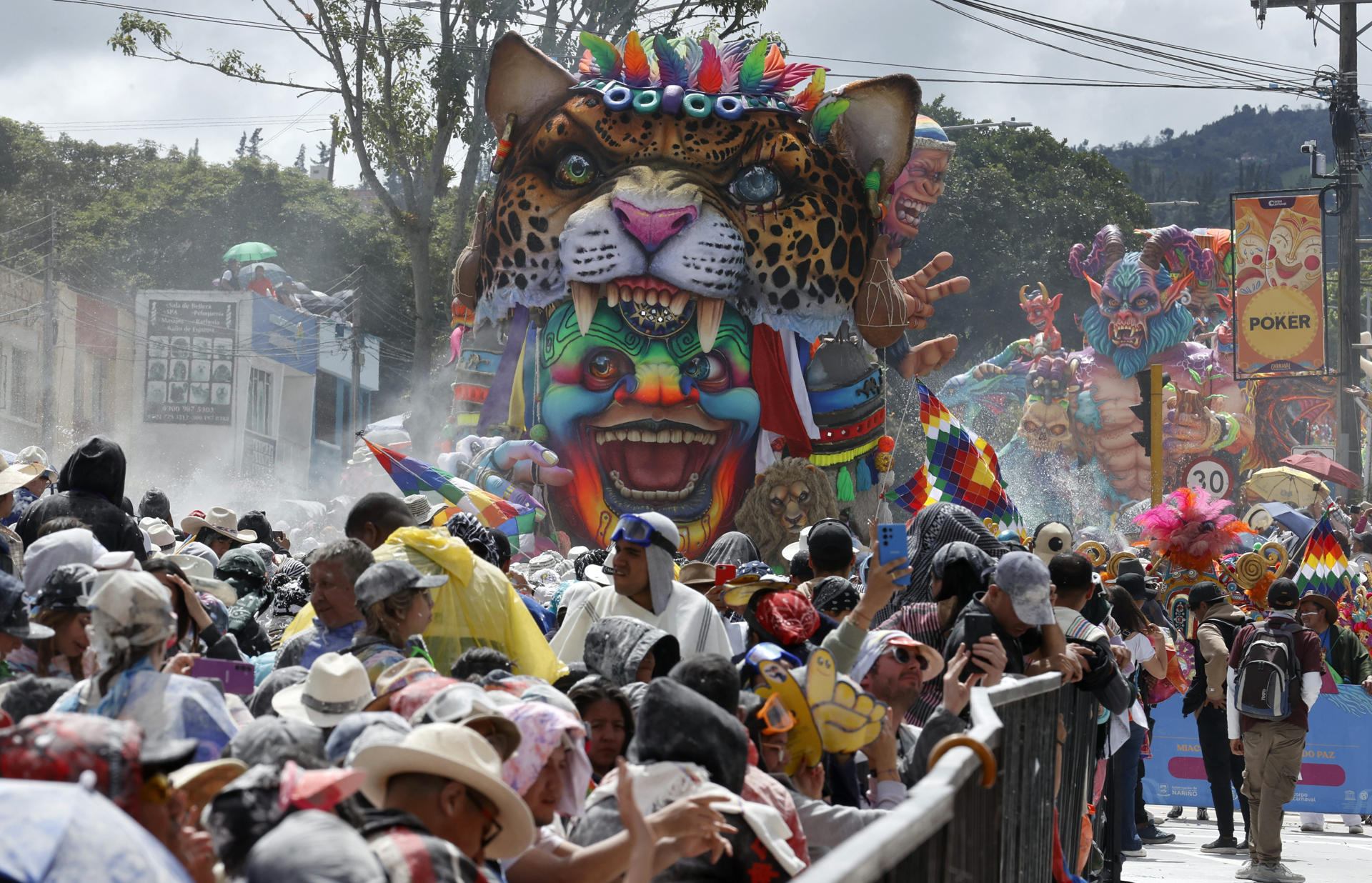 El desfile de carrozas cerró el carnaval de Negros y Blancos y llenó de ...